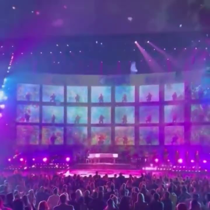 ADELE DISAPPEARS IN CONFETTI AT VEGAS SHOW FOR WEEKENDS WITH ADELE ...