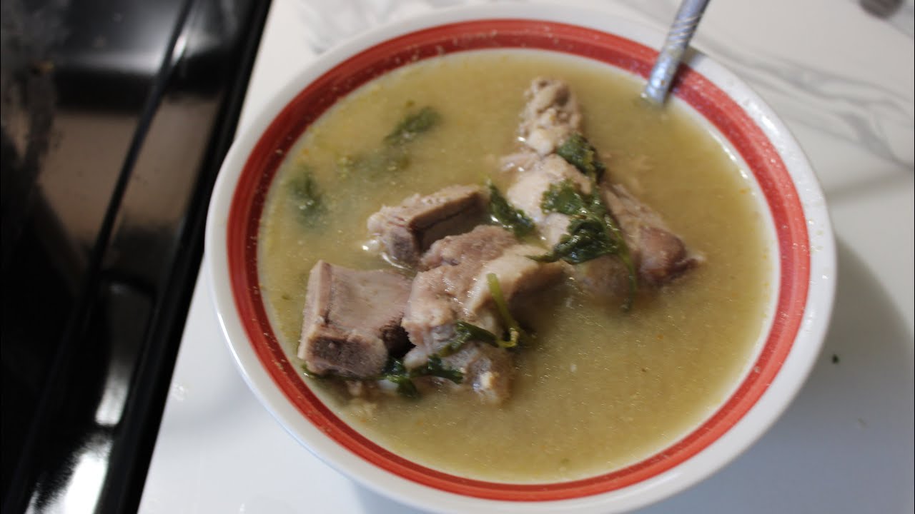 Un rico caldo con carne de puerco llamado guasmole esta delicioso así ...