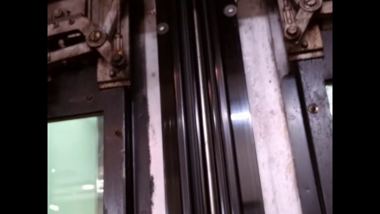 Weird Elevator Door Malfunction In Singapore! - YouTube