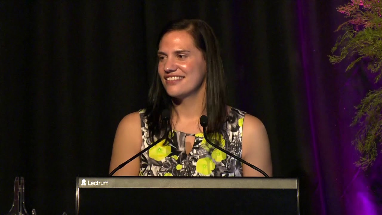 Karyn Paringatai - 2014 TTEA Recipient accepts award - YouTube