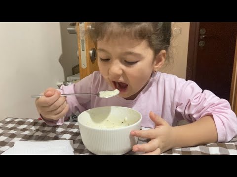 Çorba içen çocuk - Ece çorbasını bitirip ekmekle sıyırıyor 😂