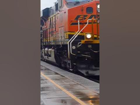 BNSF With NS Power Gives Horn Salute #shorts - YouTube
