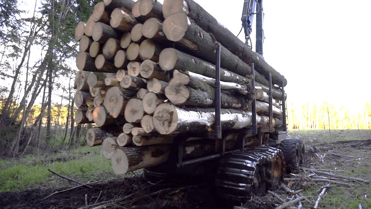 Logging with John Deere, wet conditions, big load - YouTube