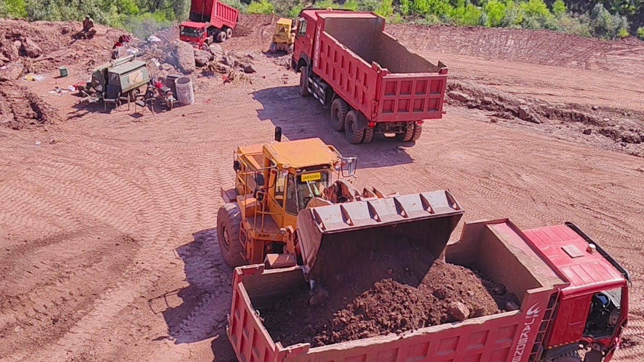 CATERPILLAR LOADER MUD LOADING IN DUMPERS |CAT966 |Howo dumpers ...