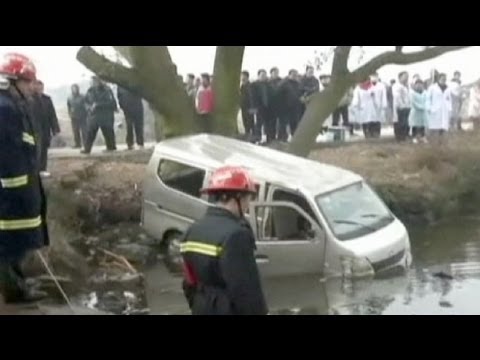 Eleven children killed in China school bus crash - YouTube