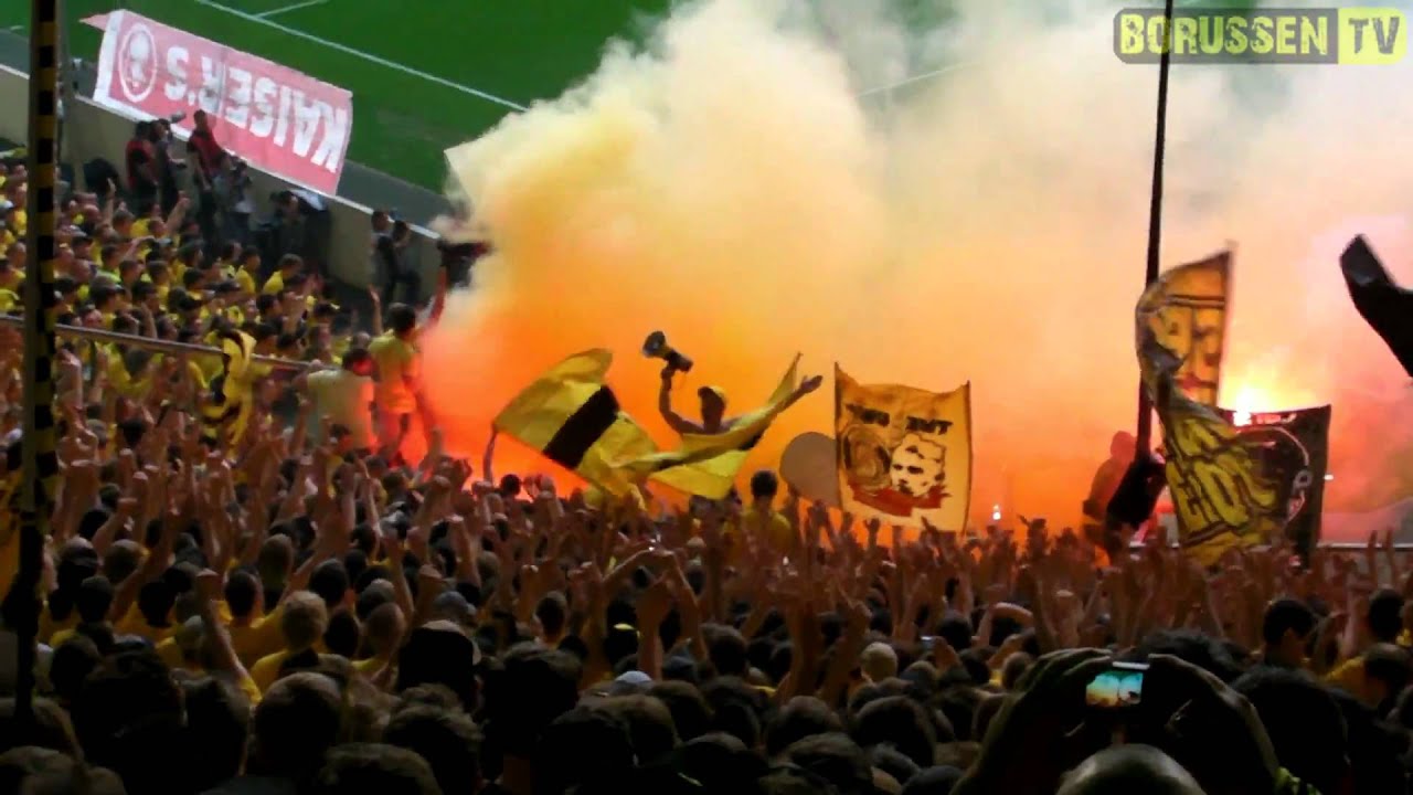 Pyro im BVB Gästeblock: Borussia Mönchengladbach vs. Borussia Dortmund ...