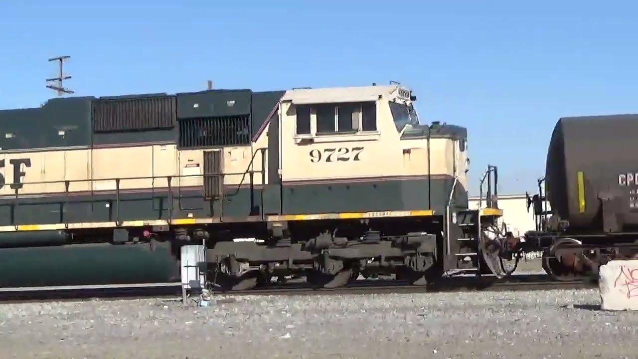 BNSF HBARSTO through Calwa–BNSF #9727 Grinstein Green/Executive SD70MAC - YouTube