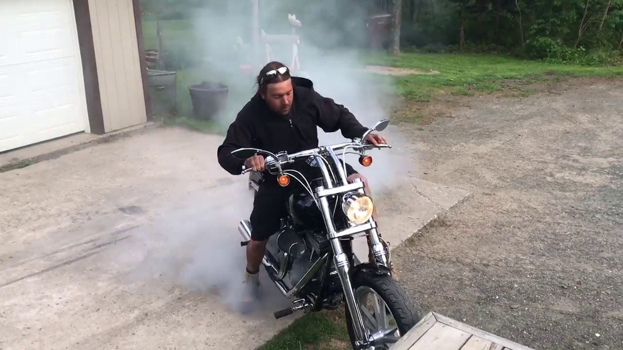 Harley davidson dyna 1584 burnout 2020 - YouTube
