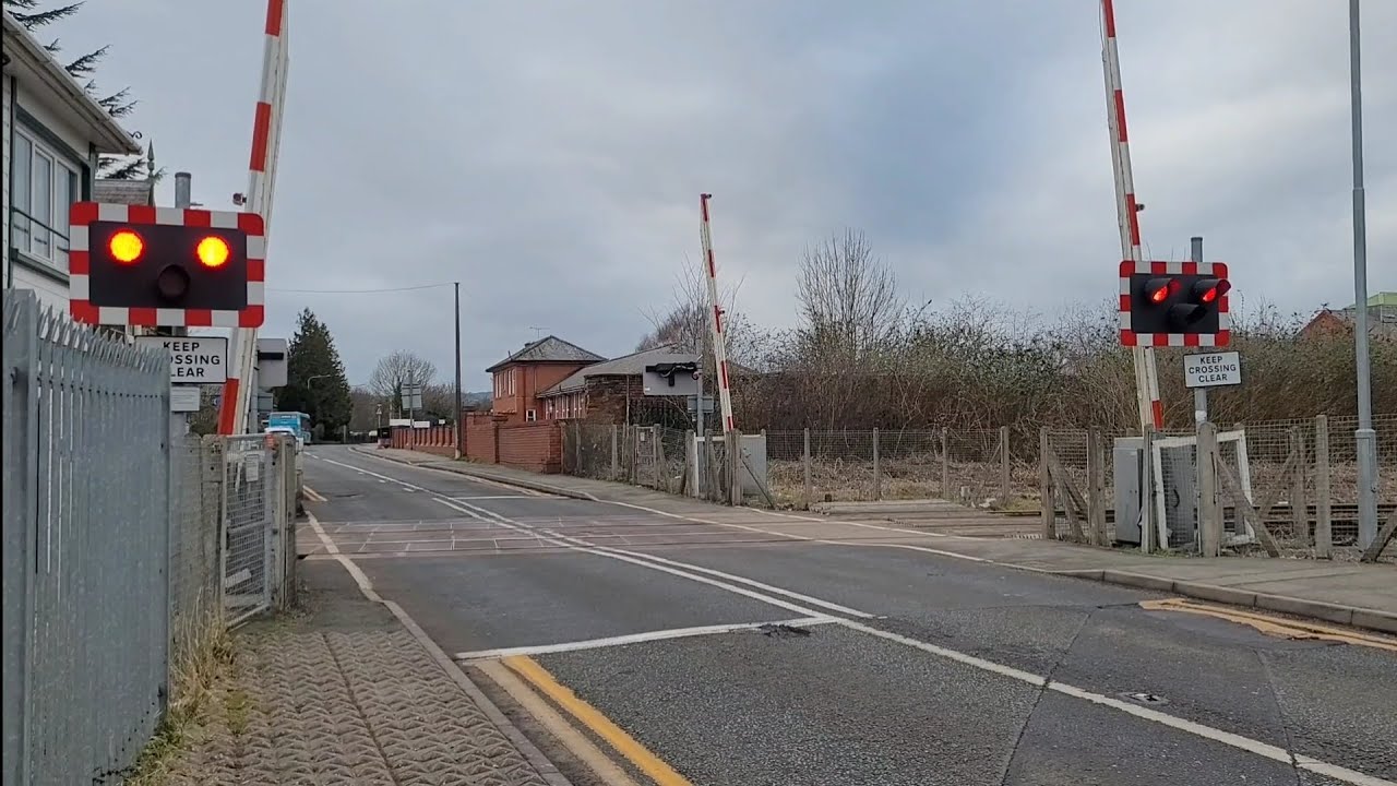 Croes Newydd Level Crossing ,Wrexham - YouTube