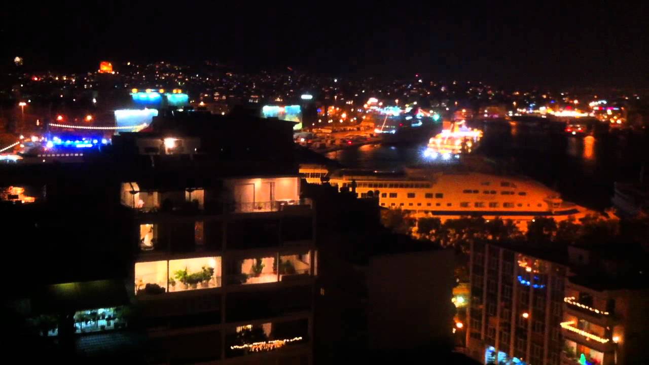 ΠΡΩΤΟΧΡΟΝΙΑ 2012: ΤΟ ΠΡΩΤΟ ΠΛΟΙΟ ΣΤΟ ΛΙΜΑΝΙ ΤΟΥ ΠΕΙΡΑΙΑ - YouTube