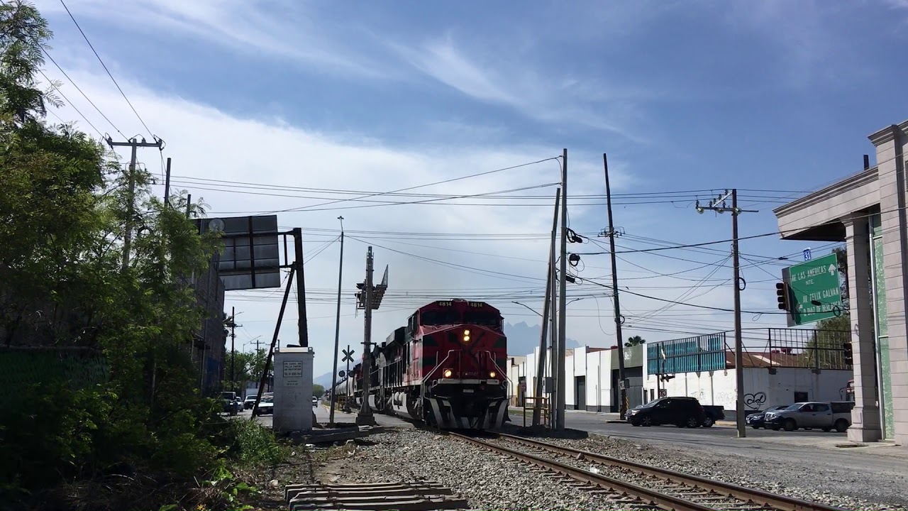 Ferromex ES45AH #4814, Ferrosur AC4400CW #4416 y Ferromex SD70ACe #4131 ...