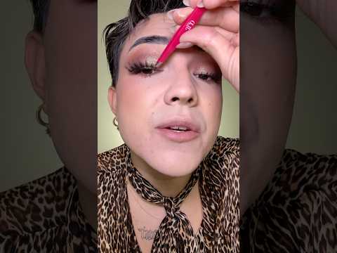 Comment on pose des faux cils ? Abonne toi pour plus de tuto !