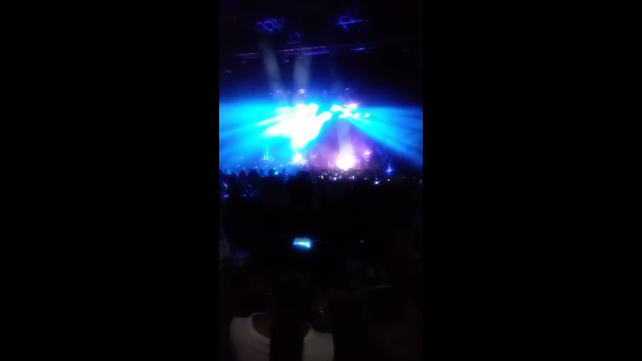 Rkelly pissing on a female live on stage - YouTube