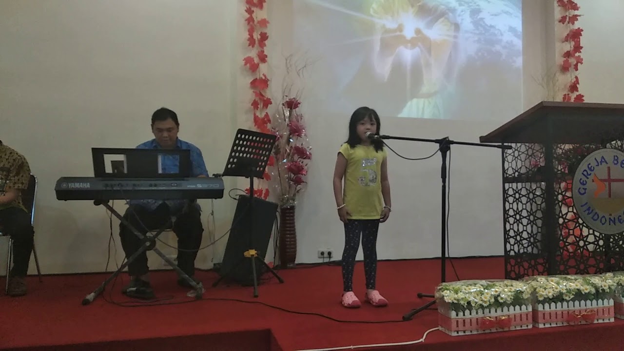 VJ. Giselle Menyanyi lagu Yesus Cinta Semua Anak didunia - YouTube