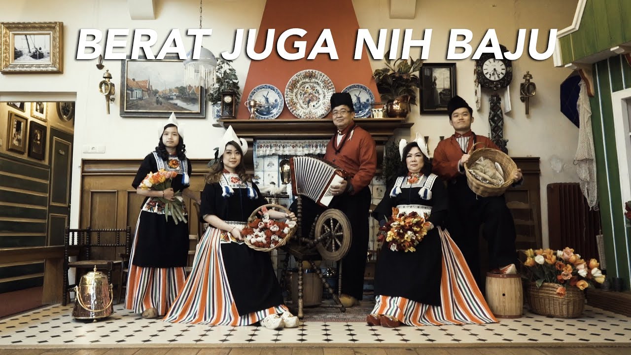 PAKE BAJU TRADISIONAL BELANDA (XPLORE AMSTERDAM pt. 01) - YouTube