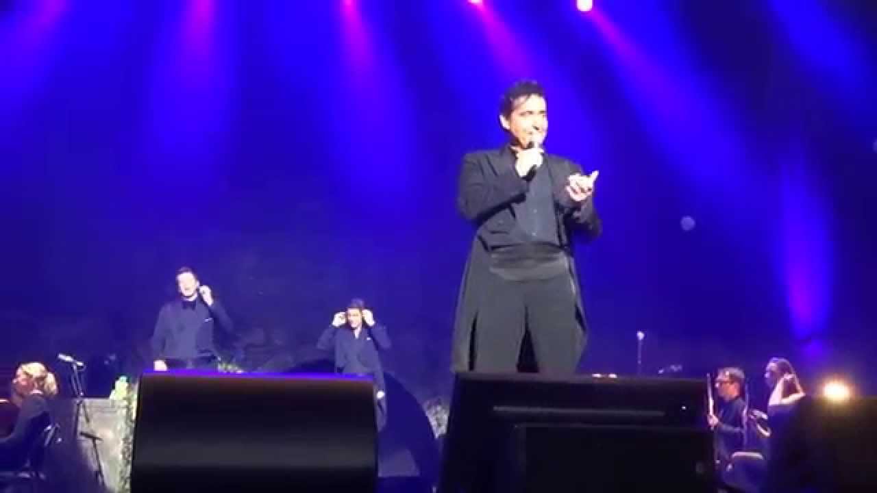 Carlos asks the ladies in Dublin to leave their phone numbers! - YouTube