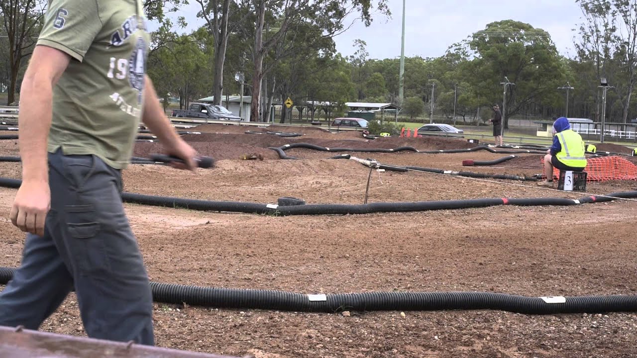 Widebay-weekender-EP 1/8th Buggy first final (mud bath ) - YouTube