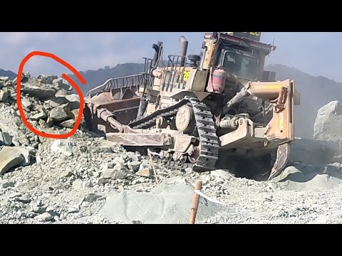 🇮🇩 Digging dozer D 10 T, maratakan batu nonjol yang sangat keras# ...