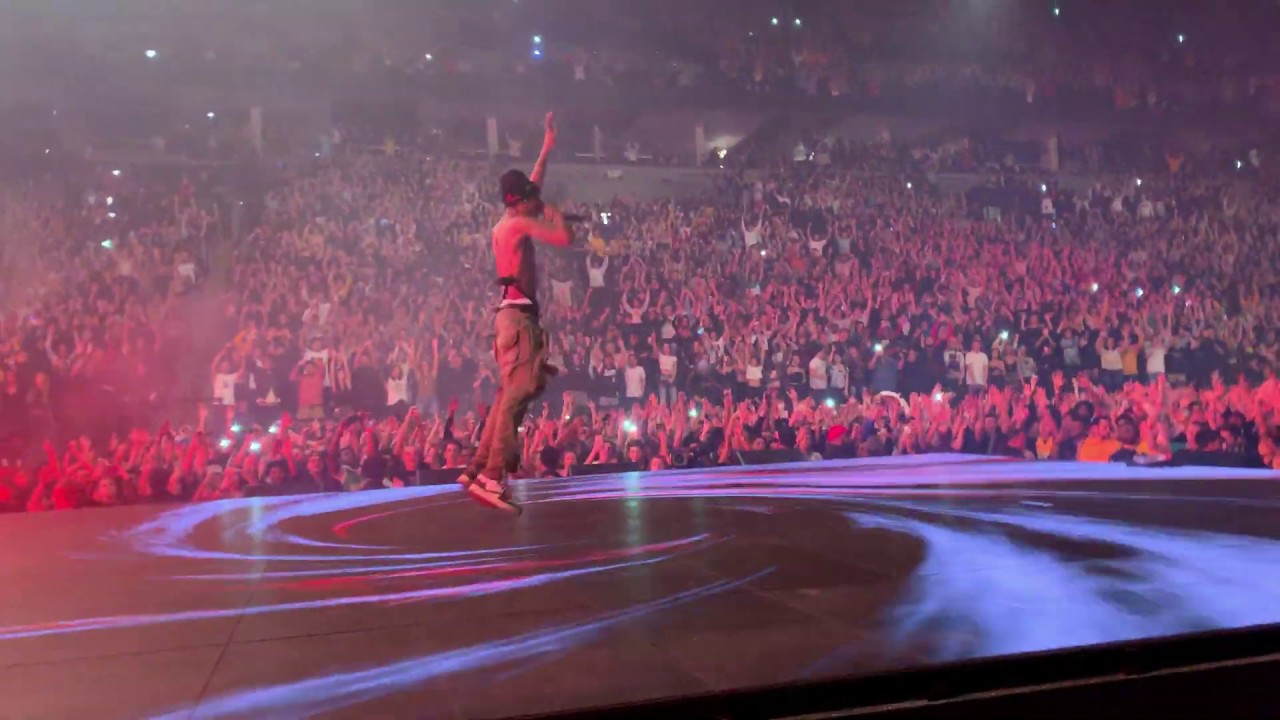 UPPER ECHELON FRONT ROW DUMB LIT Travis Scott - YouTube