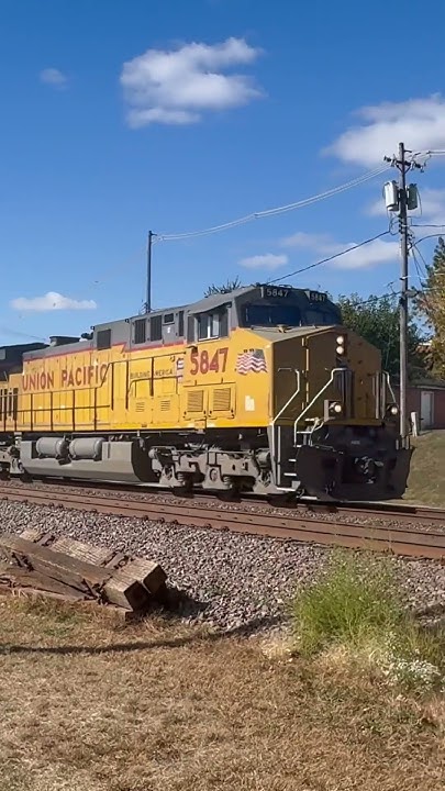 UP 5847 Leads EB Stack With Only 8 Cars - YouTube
