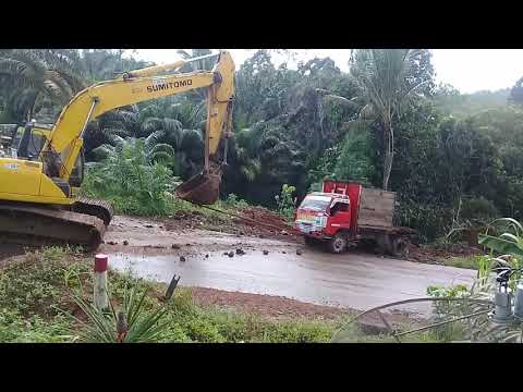 Detik2 evakuasi truk masuk jurang