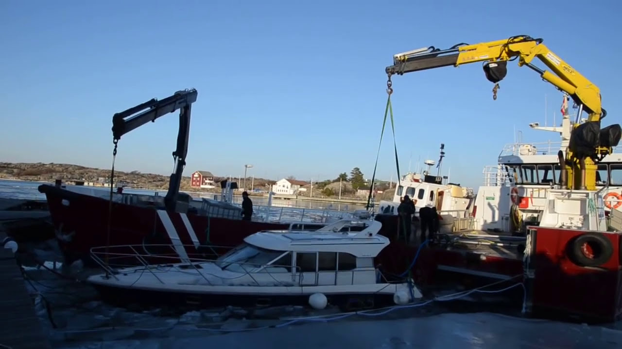 Båt sjunker på Kalvsund - YouTube