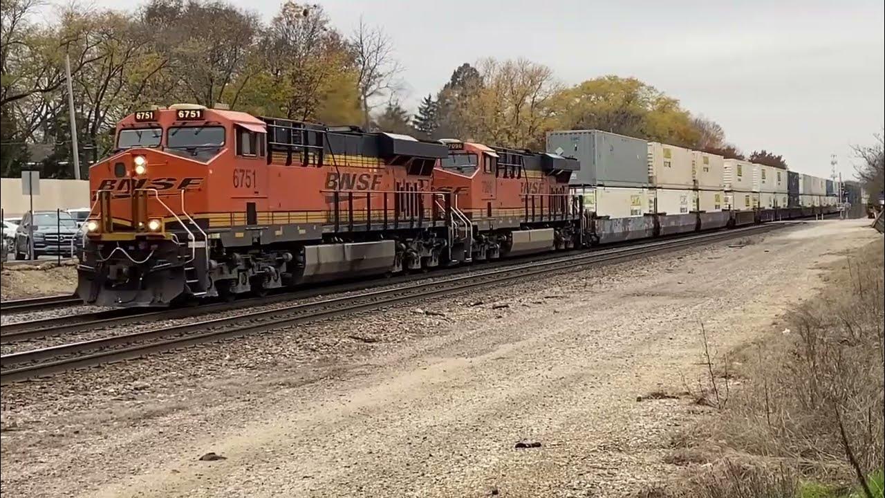 BNSF “Z” Cruises Eastbound Thru Naperville, IL on “The Racetrack” Toward Chicago!! November 7th ...