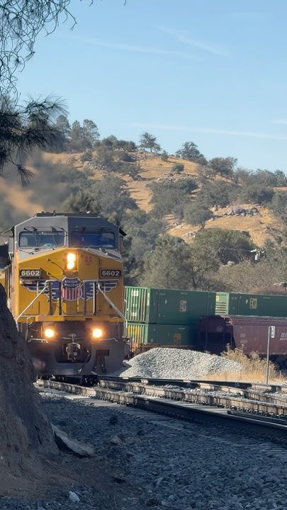 Union Pacific double stack #railway #trains #tehachapi #tehachapi #trainspotting - YouTube