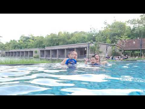 twins jojo jeje with papi mami renang di westlake resort
