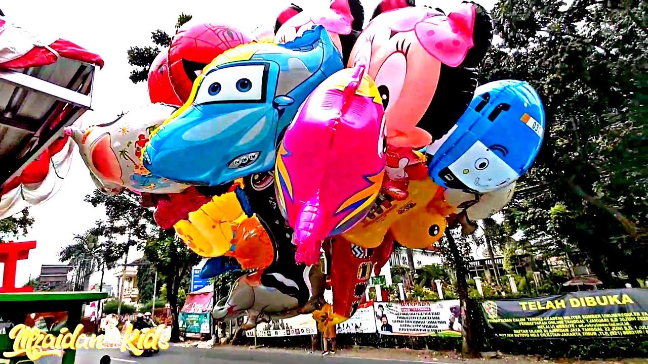 Beli Balon Karakter Sapi Didepan Pasar | ada Balon Mickey Mouse Tayo ...