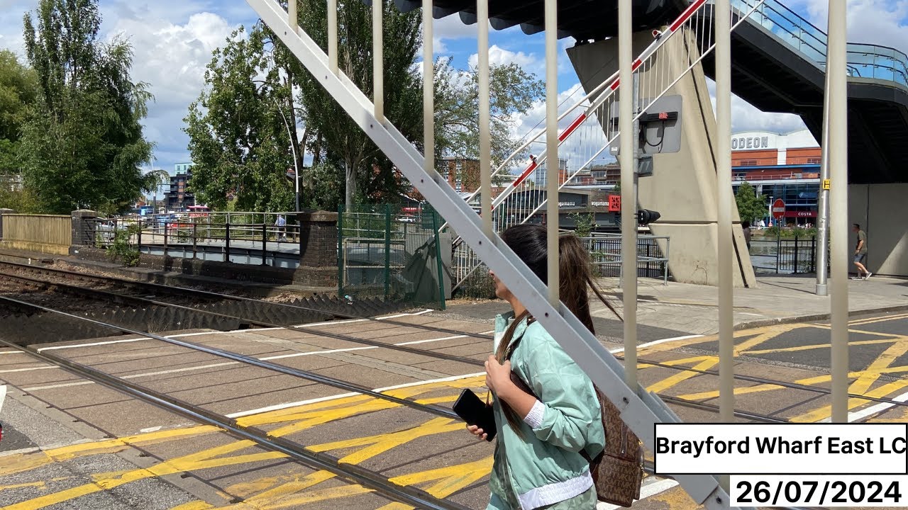 *Hangman* Brayford Level Crossing (26/07/2024) ft: @UKtrainspotting ...