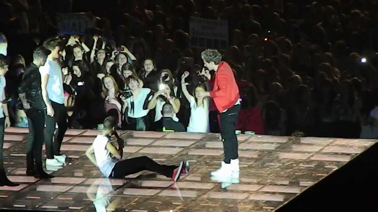 One Direction doing the splits:) Birmingham LG arena 22/03/13 - YouTube