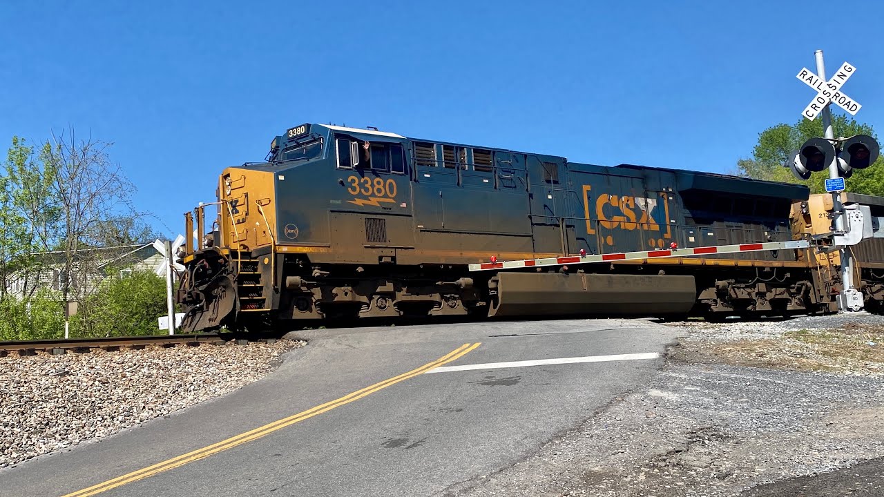CSX M892-12 and CSX E343-10 with 203 cars 842 axles leaving Kingsport yard. - YouTube