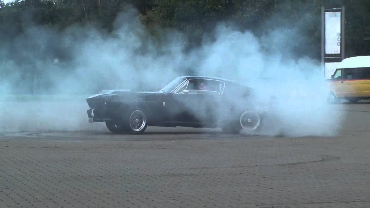 Mustang GT500 Eleanor donut burnout - YouTube