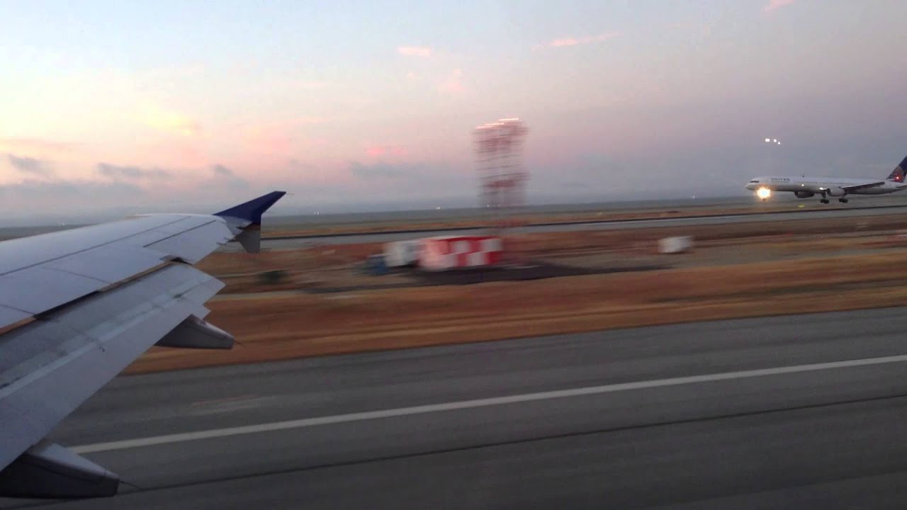 Two United Planes Landing in Parallel at SFO - YouTube