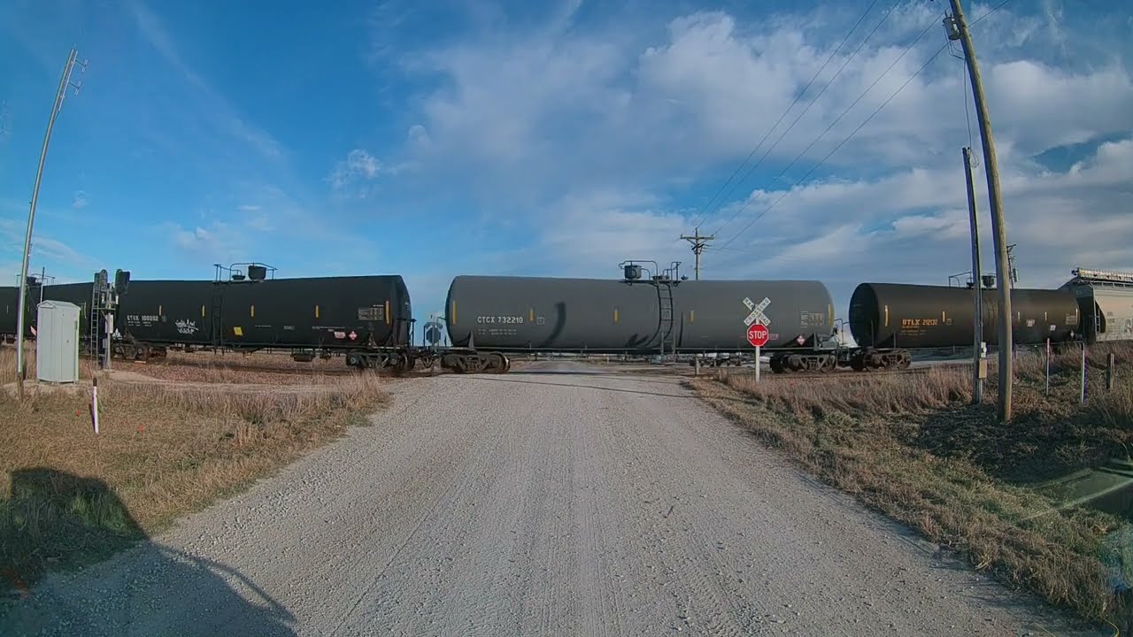 Southbound UP tanker train 109 freight cars on the Spine Line - YouTube