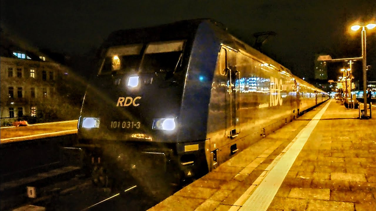 RDC's classic car- and sleeper train departs Hamburg Altona at night ...