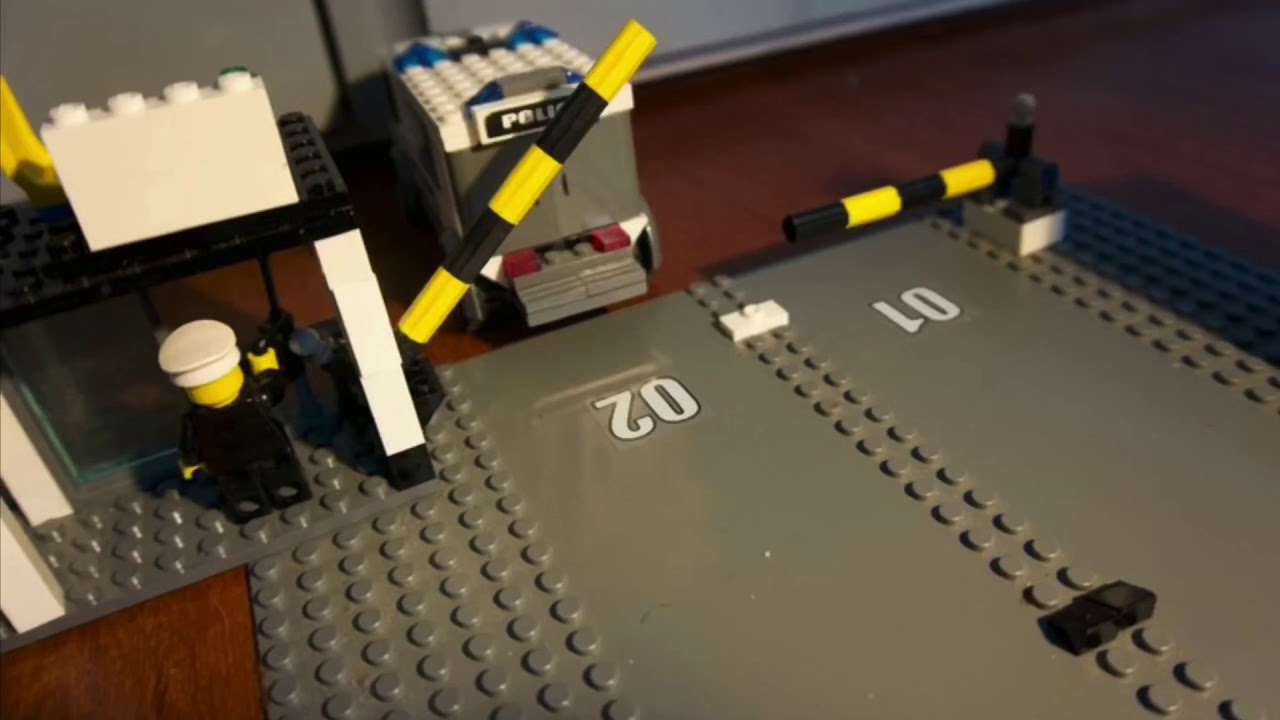 Sequential photos of the arrest and escape of a drug dealer (LEGO TOYS ...