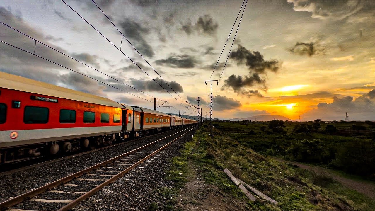 Fonted WAP 7 & Twins WDP 4D in action😍!! 12939 Pune Jaipur SF Express ...
