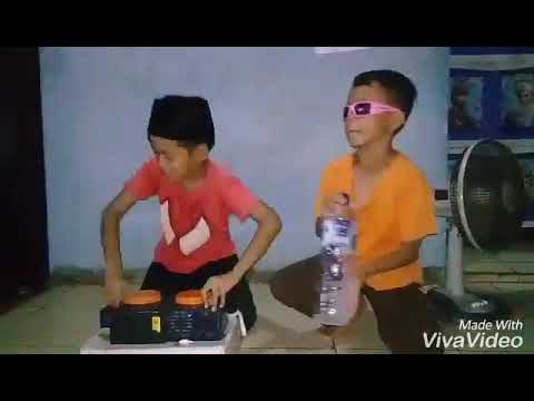 Video Lucu Dua Bocah Nyanyi