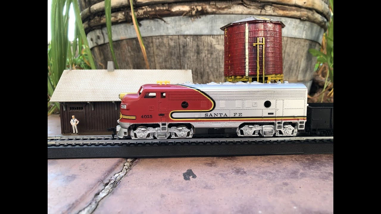 Tyco Trains Santa Fe Warbonnet F9 #4015 - YouTube