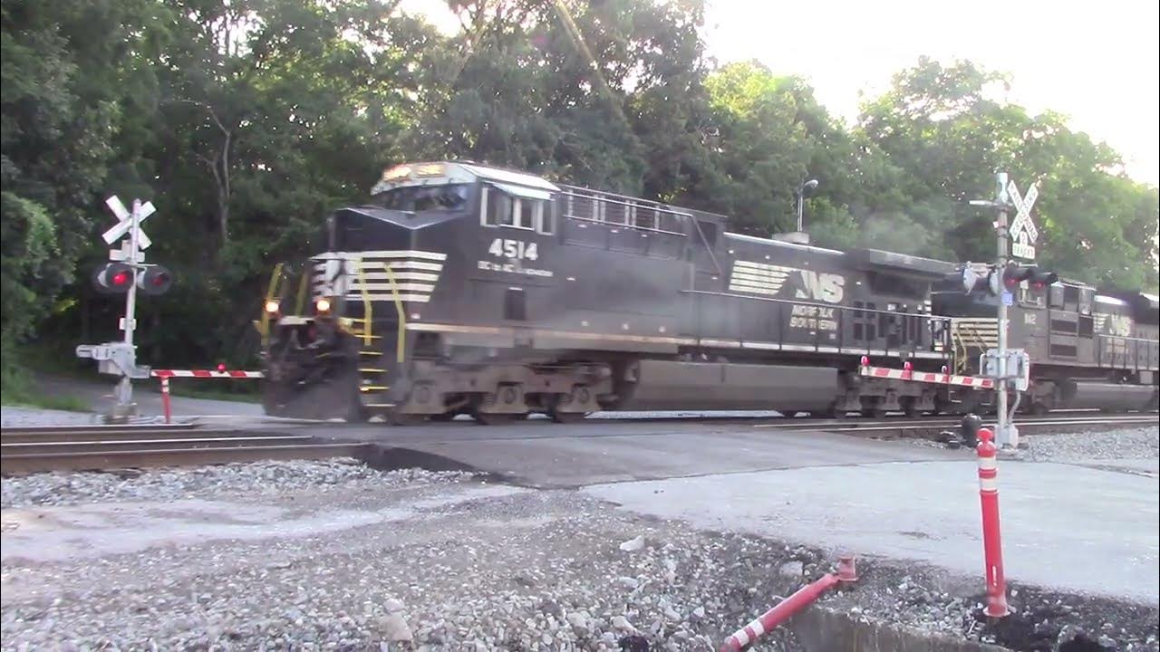 Trainspotting: NS #4514 leads a NS intermodal through Burnside, KY - YouTube