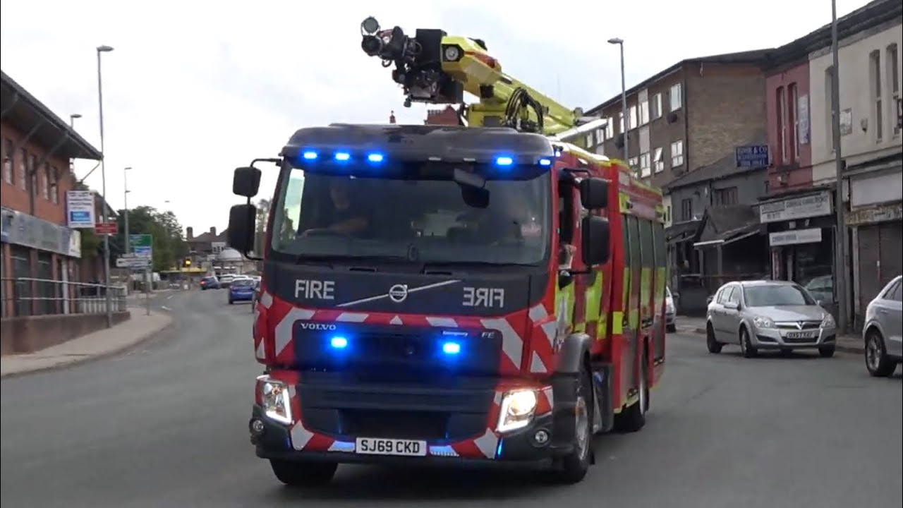 *NEW* Emergency One Scorpion Responding - Greater Manchester Fire And ...