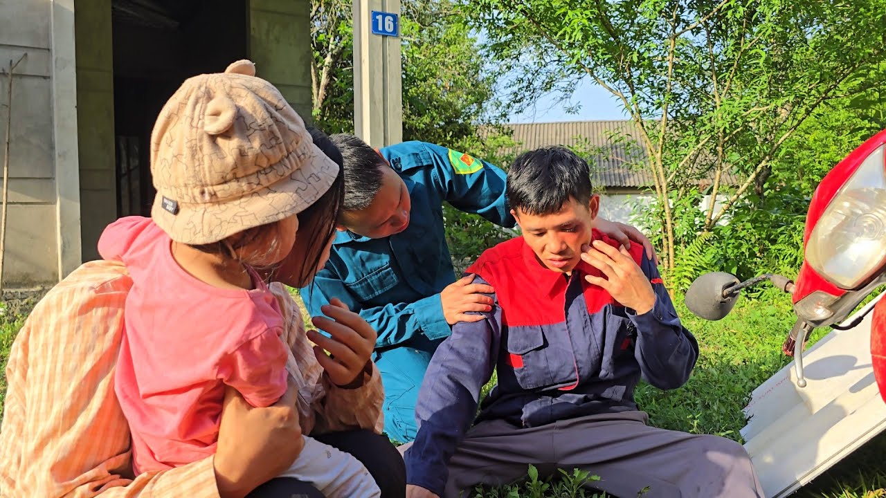 Ly Phuc was attacked by two robbers. Luckily, he was helped by a ...