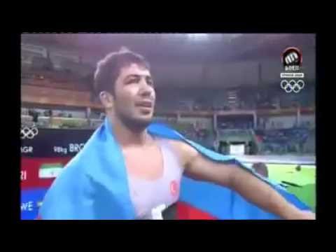 Cenk Ildem Romanyalı rakibini yenip,Azerbaycan ve Türk bayrağı kaldırıyor.
