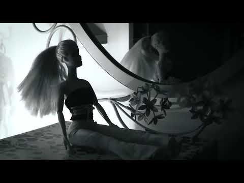 Bu video, kaybolmuş oyunlar ve silik anıların izinde, hatırlayamamanın kendisini anlatır.