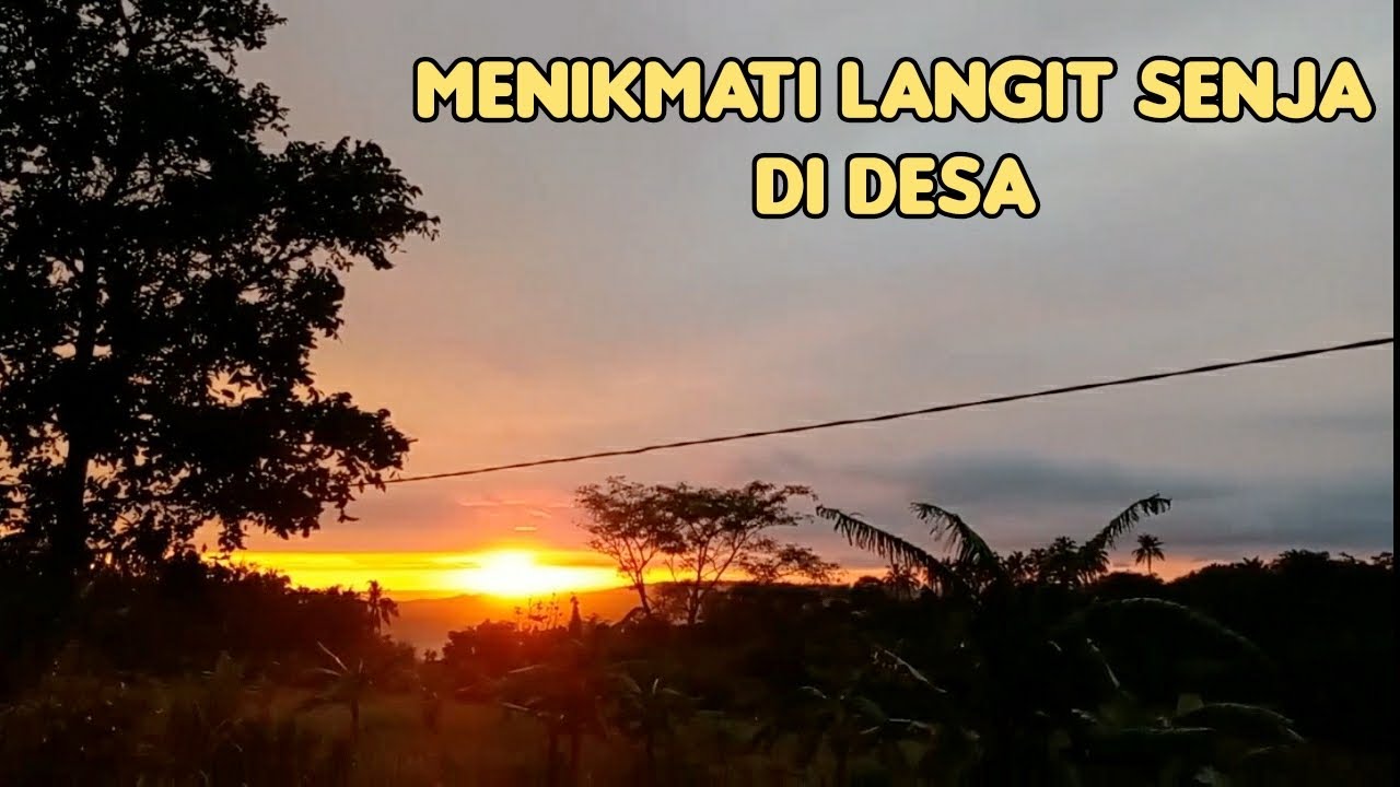 Menikmati suasana senja di desa di pinggir sawah. Langit senja nya ...