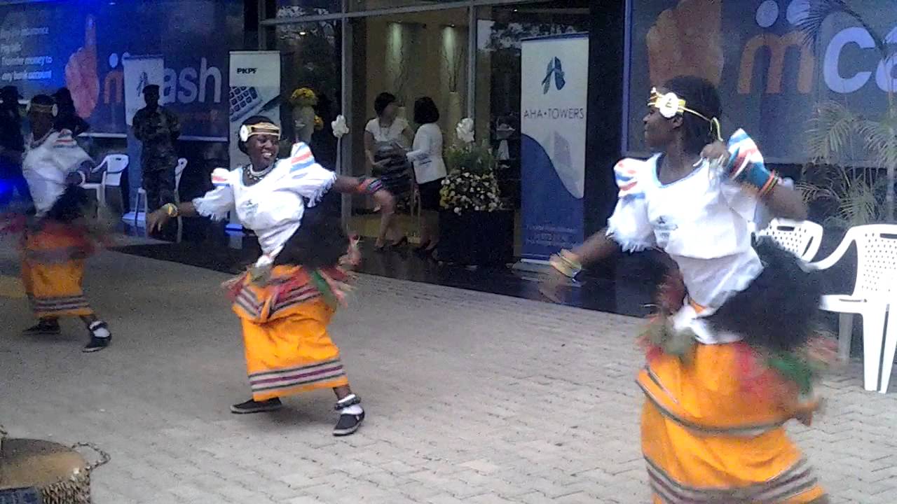 Crownnkula Africa doing a Kiganda Dance entertainm - YouTube