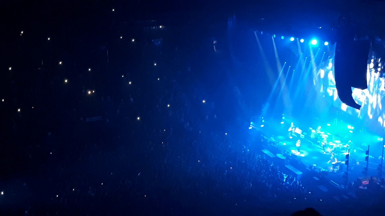Radiohead - best crowd singing moment (Paranoid Android) - YouTube