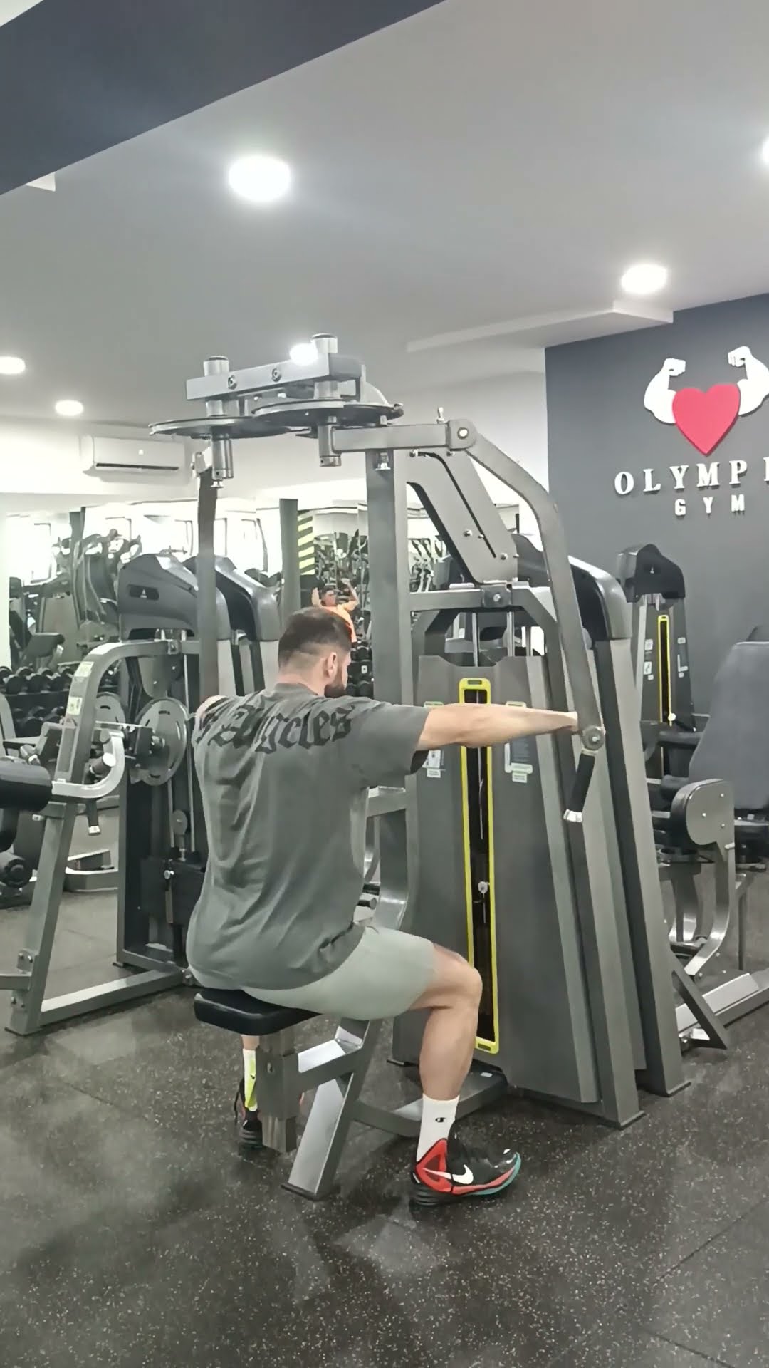 Pec Fly zadnje rame na mašini - YouTube